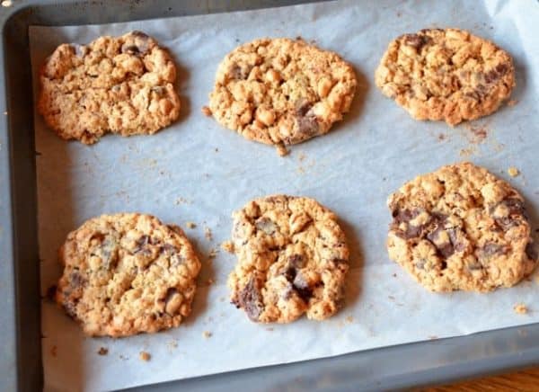 EM-Cookies mit Haferflocken, Erdnüssen und dunkler Schokolade ...